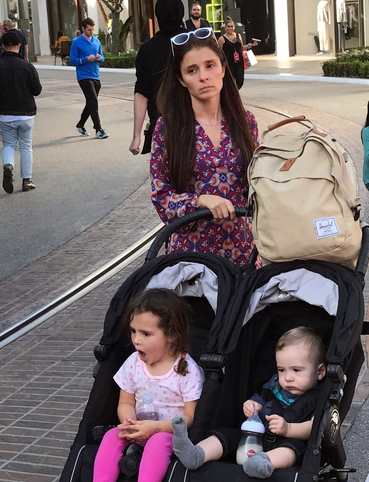 Shiri Appleby || Shopping with her kids in Los Angeles | November 04 ...