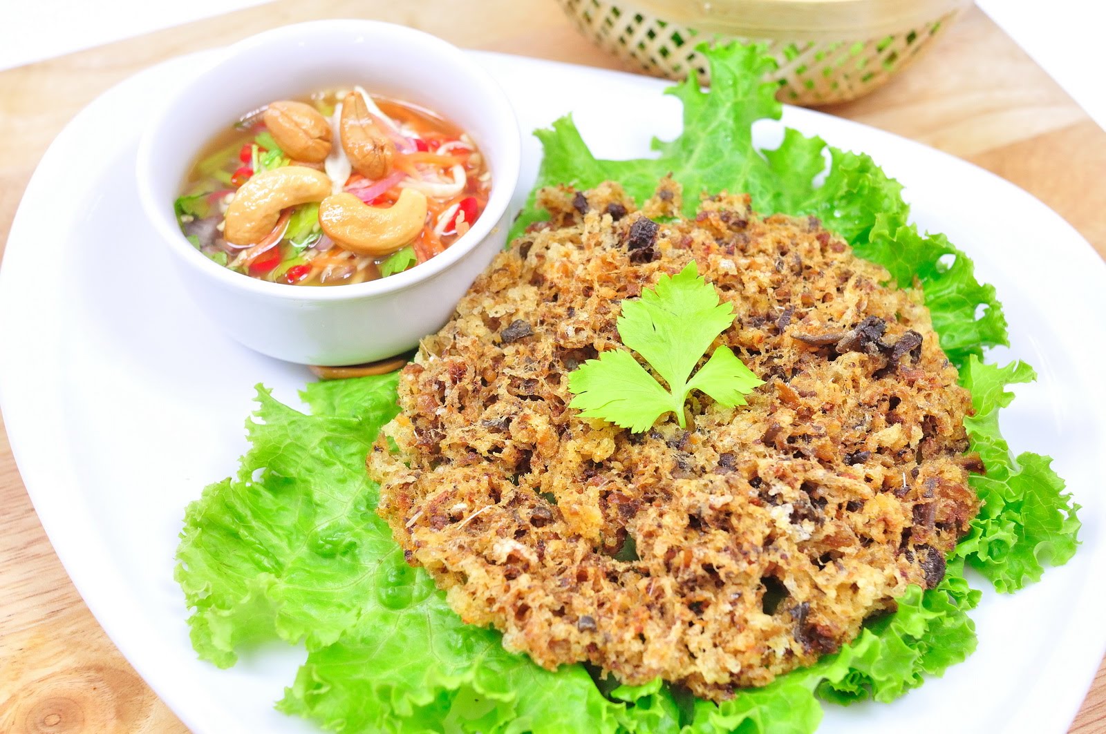 Thai Food Recipes: CRISPY CATFISH WITH GREEN MANGO SALAD