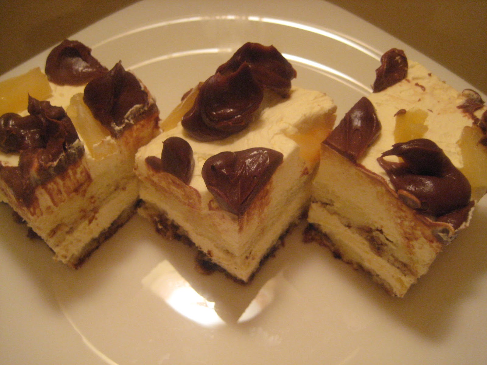 VULPEA COFETAR: PRAJITURA CREM OLE DE VANILIE CU ANANAS SI CIOCOLATA