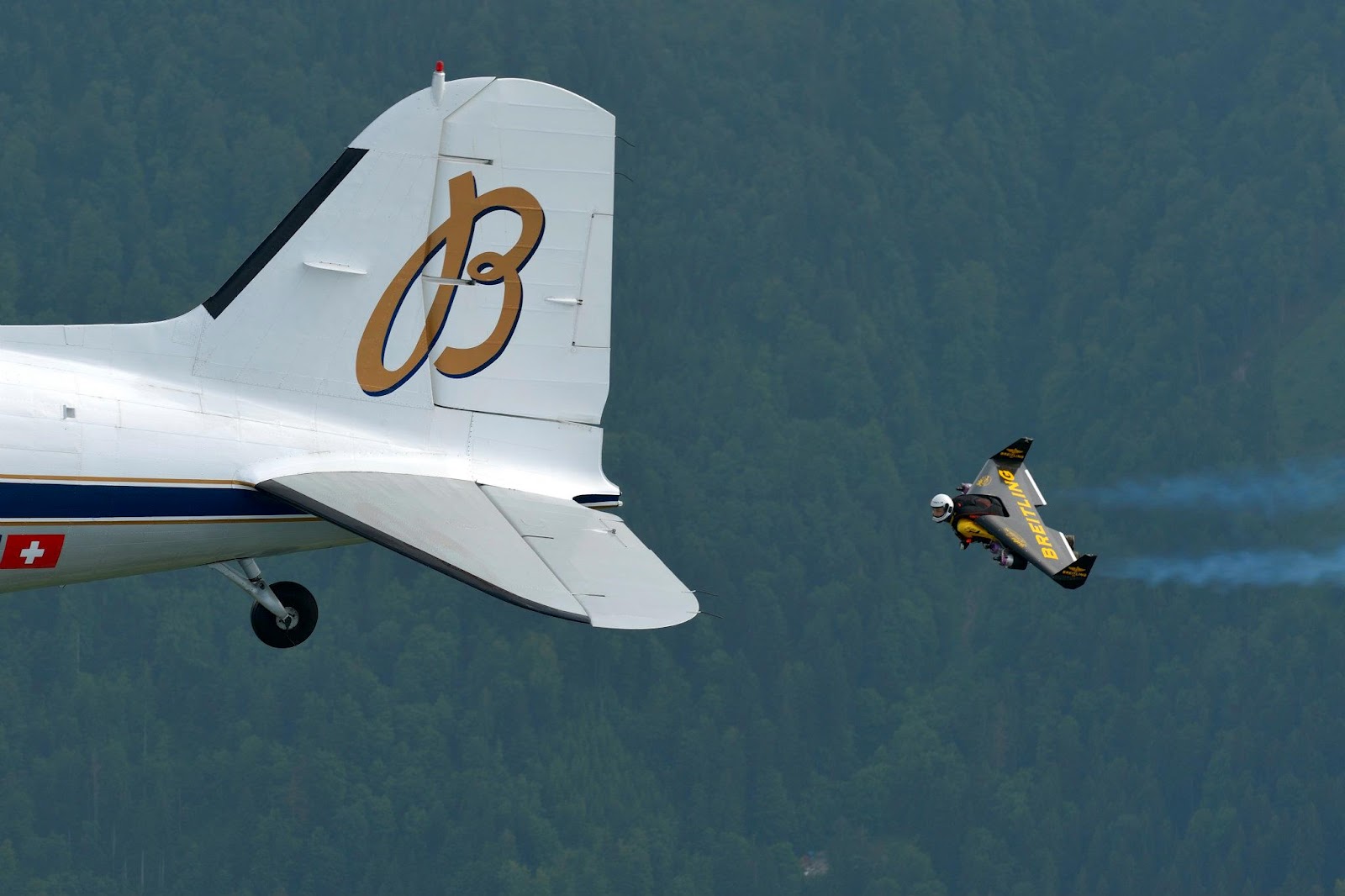 EL JETMAN Y EL DC-3 DE BREITLING VUELAN JUNTOS MANO A MANO