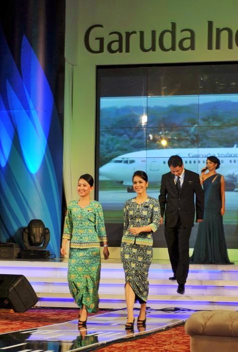 Garuda Indonesia Uniform Fashion Show ~ World stewardess Crews