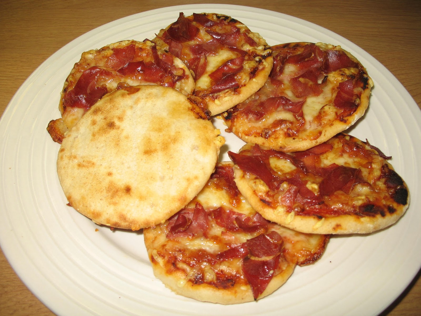 Helkan Keittiössä: Pikkupizzat Farinan uudesta pizzajauhoseoksesta