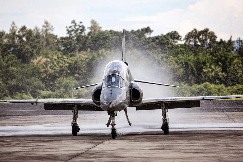 DEFENSE STUDIES: TNI AU Pensiunkan Pesawat Hawk MK-53