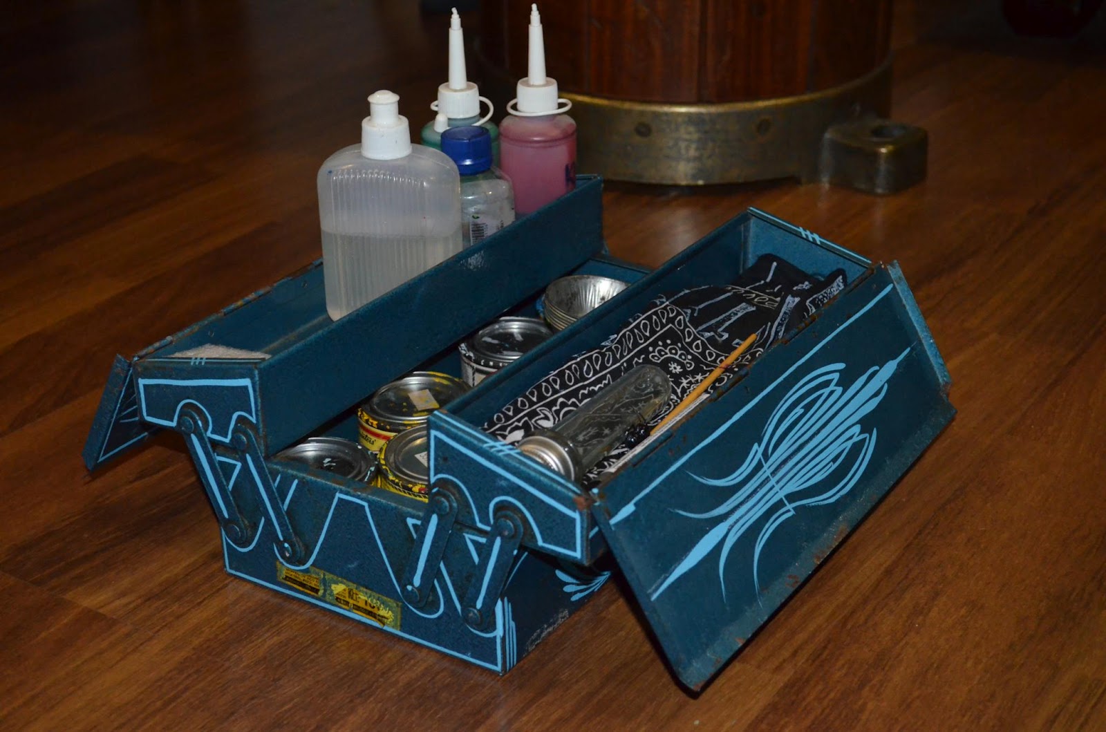 Pinstriping by Fernando: My Sweet Mini Tool Box!! At Least 20 Years Old!