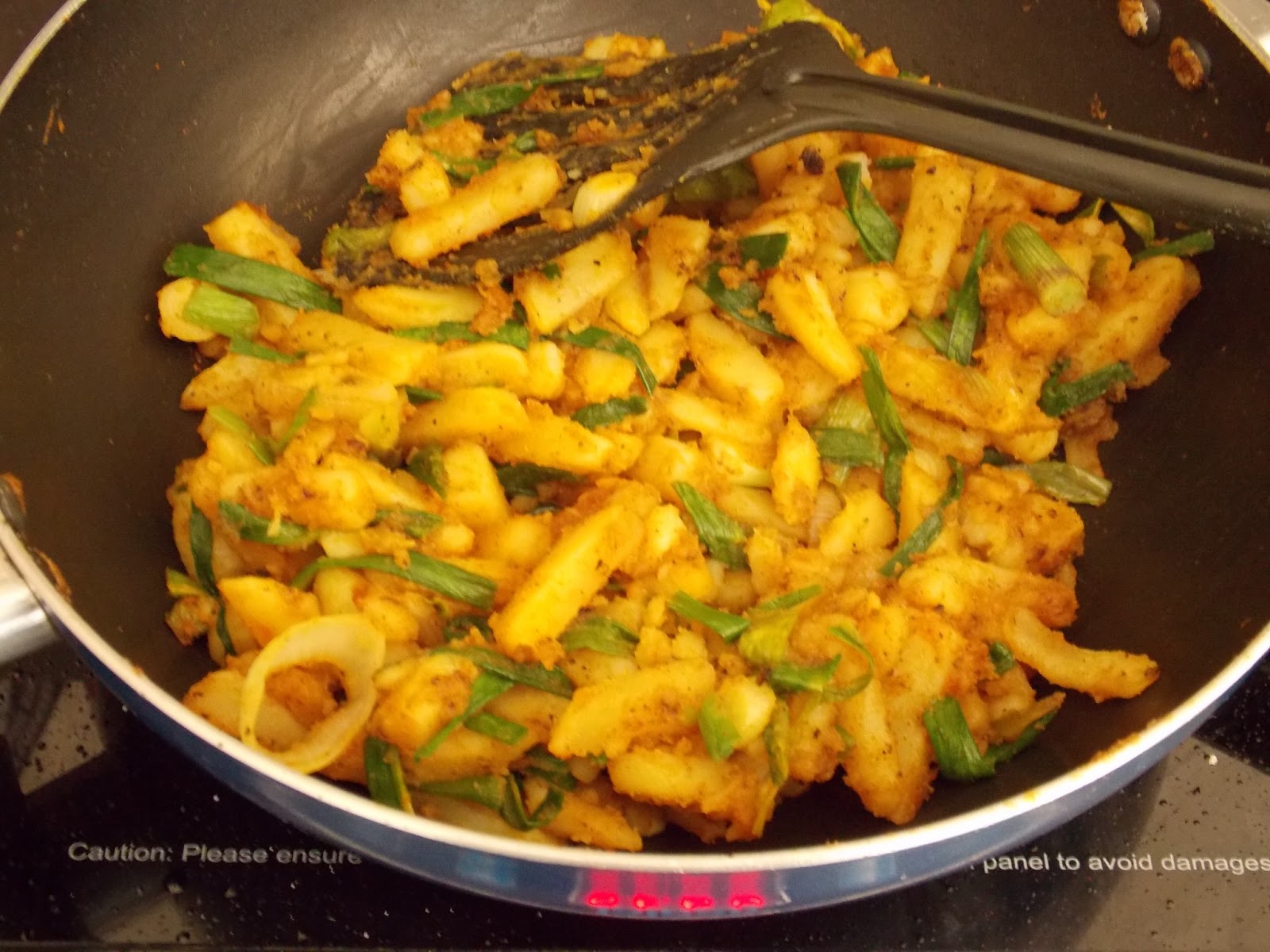 Antara's Kitchen: Aloo Hara payaz(Payaz kali) bhaji(Potato Spring onion ...