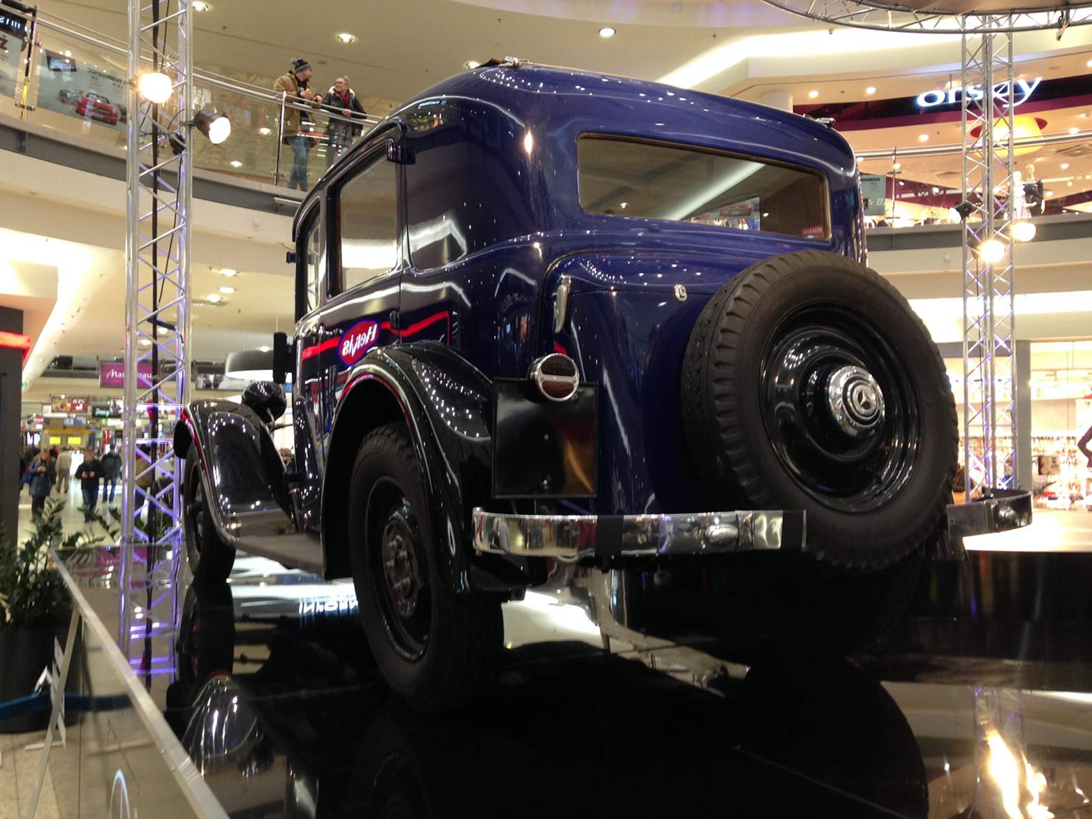 Oldtimerworld: Mercedes 200 - W21