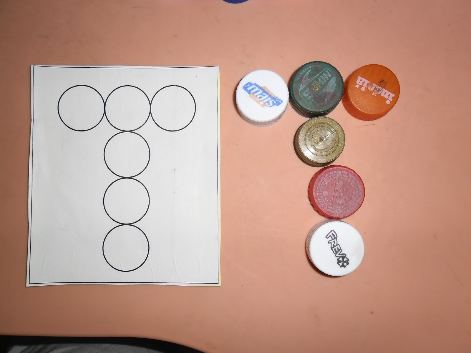 ALFABETO COM TAMPINHAS DE GARRAFAS PET