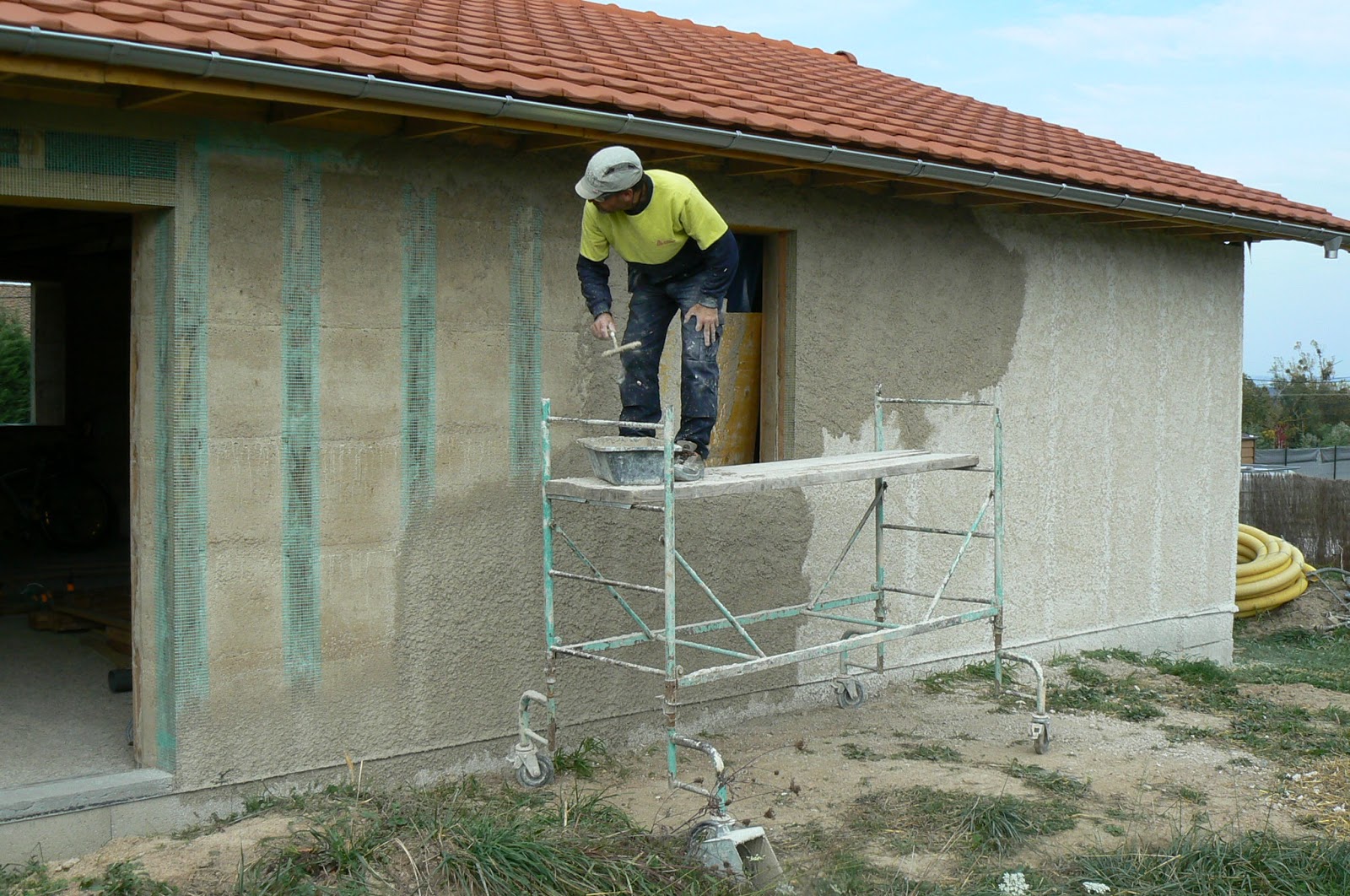 Autoconstruction d'une maison en paille à Lentigny: le gobetis