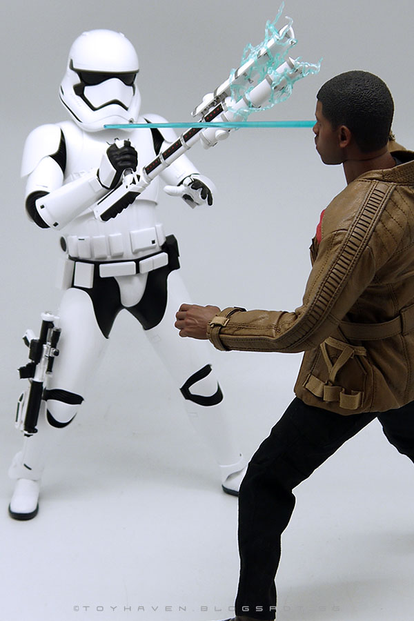 toyhaven: Hot Toys Star Wars: The Force Awakens 1:6 Finn & Riot Control ...