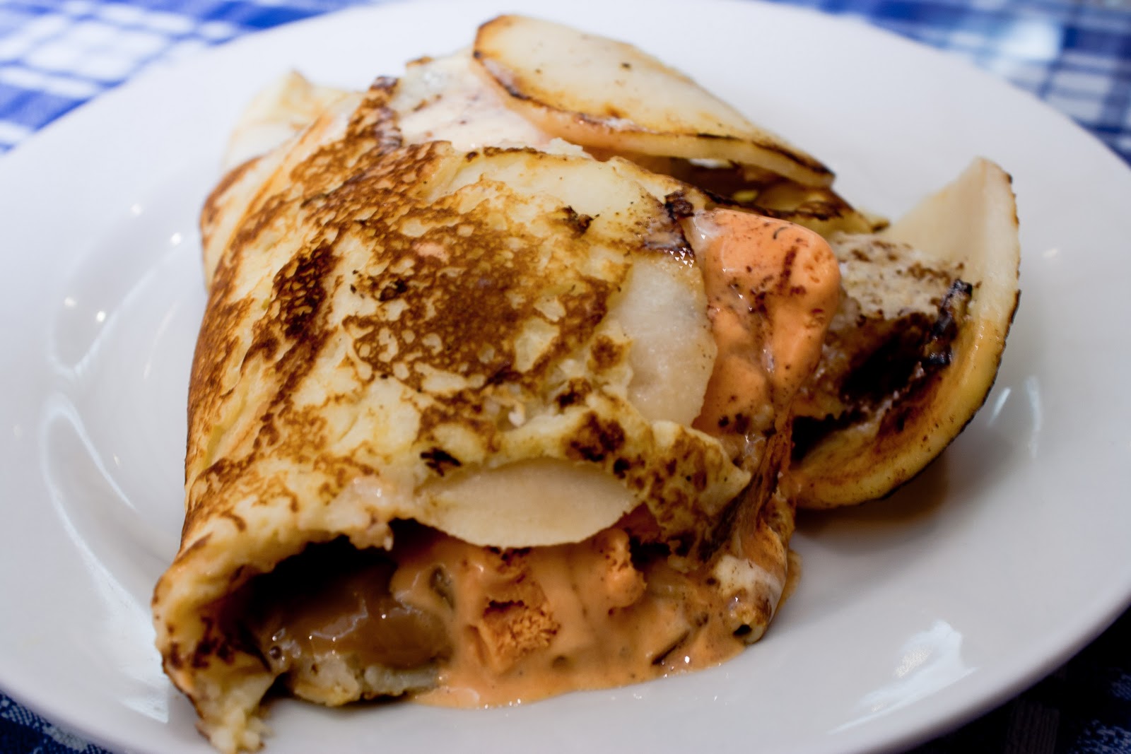 >almorzando en el restaurante "Palachinke" – El Gourmet trucho