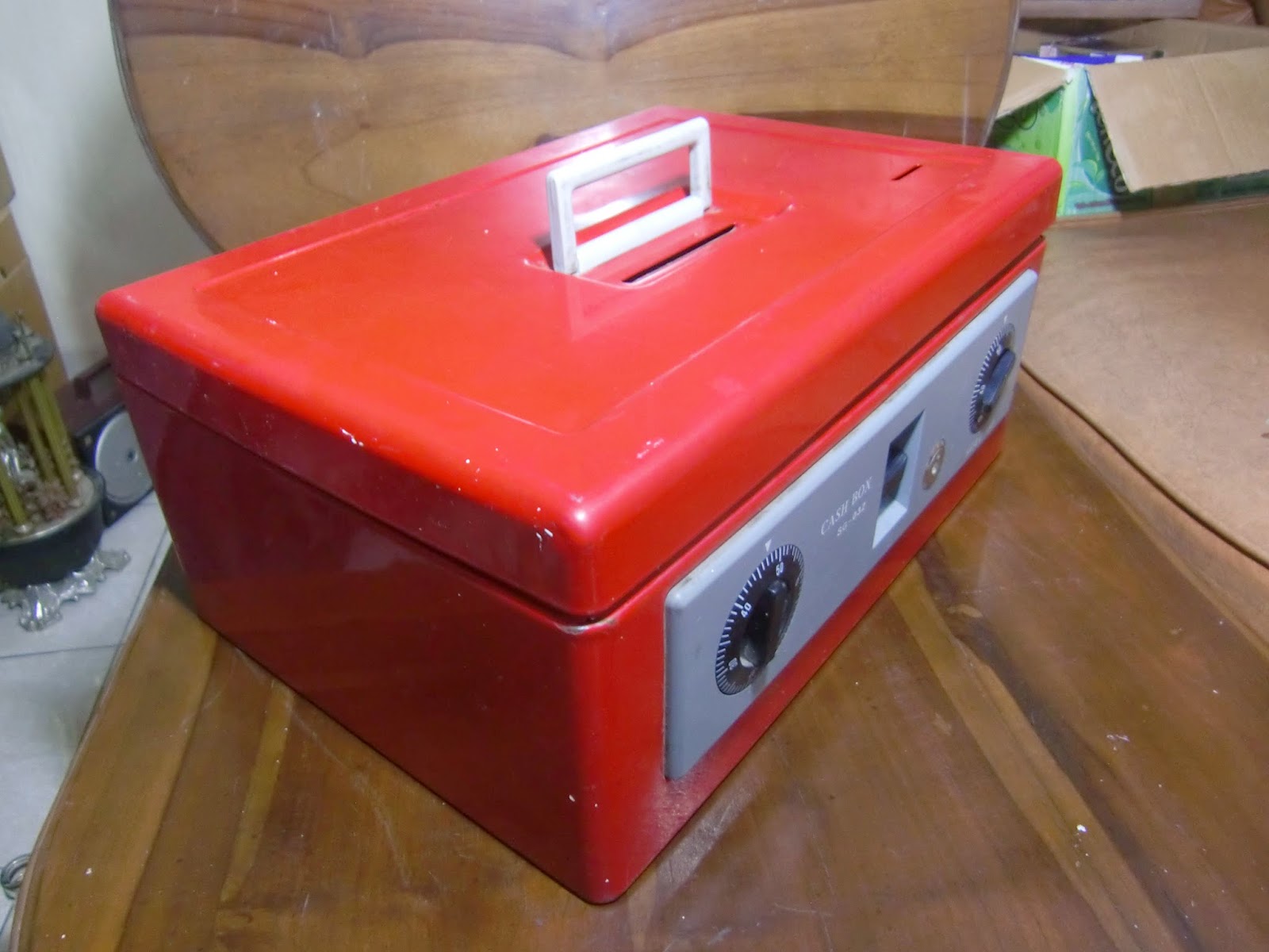 CILEGON ANTIK: Kotak Uang / Cash Box Merah SG-032