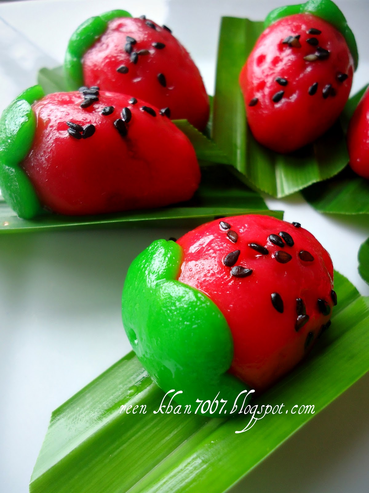 Air Tangan Reen Khan: Kuih Angkoo strawberry
