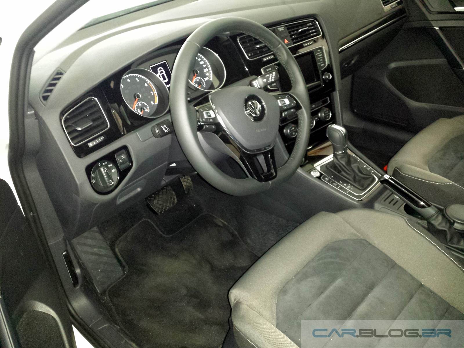 VW Golf produzido no México chega às concessionárias