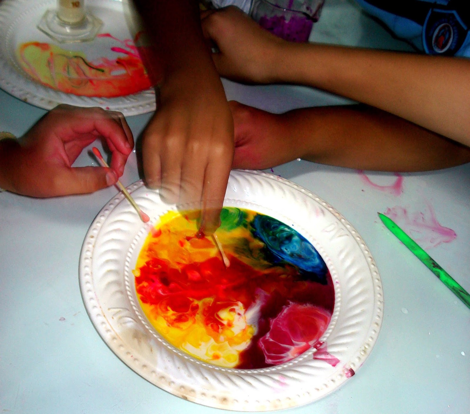 CIENCIAS EXPERIMENTALES ESCOLARES: Leche con colorante y lavavajilla
