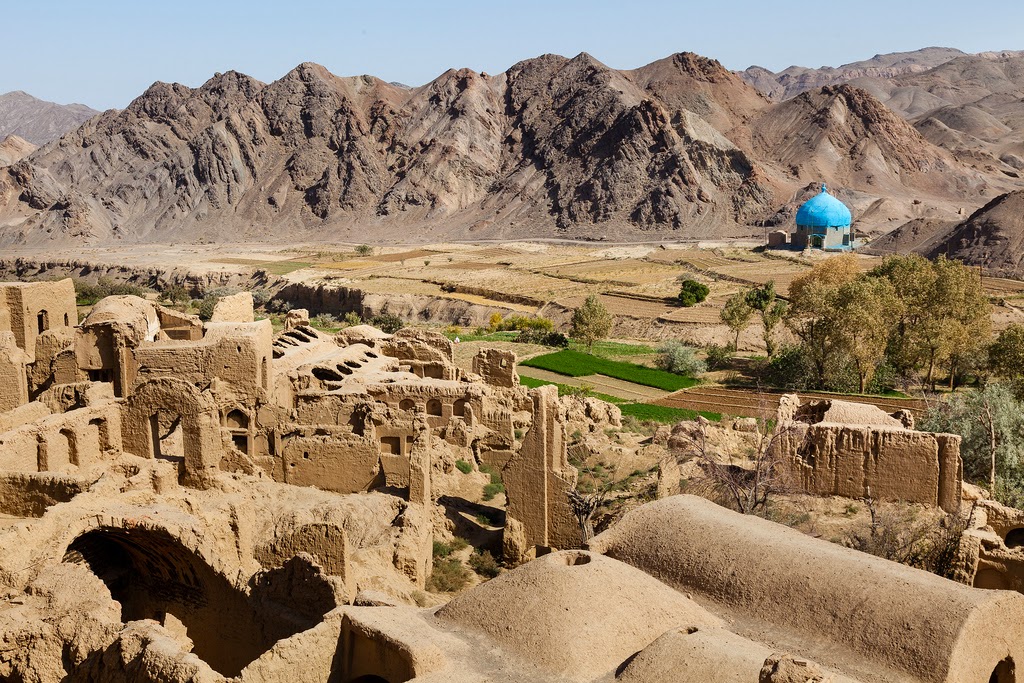 Deserted Places: The abandoned town of Kharanaq in Iran