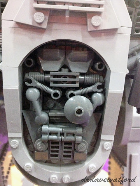 Gimme Lego: UCS AT-AT : Body Beautiful