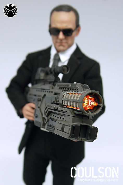 Looking Good: Hot Toys The Avengers 12-inch Agent Phil Coulson ...