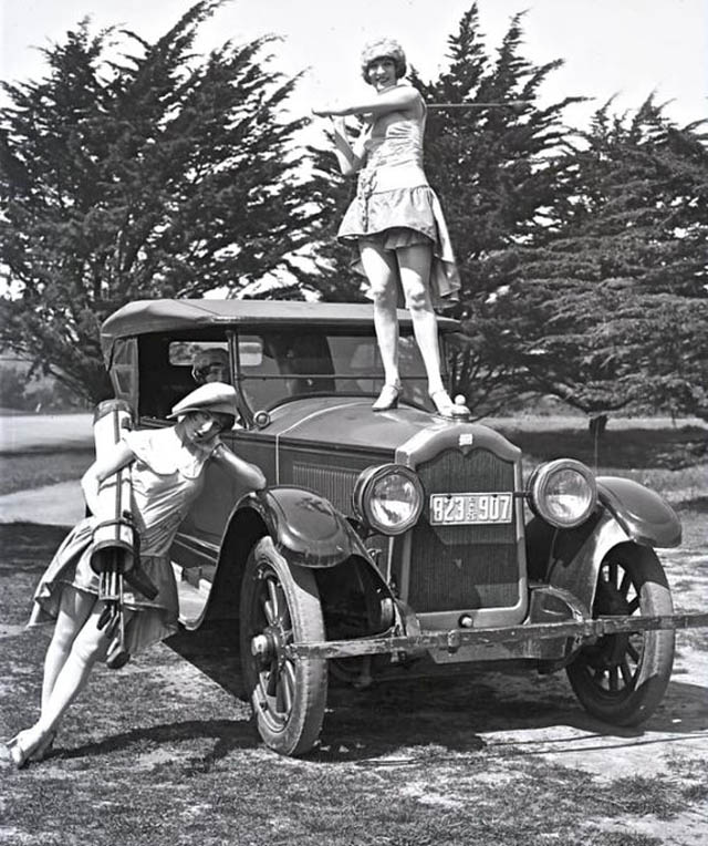 22 Funny Vintage Photos of Flappers Posing With Their Cars From the ...