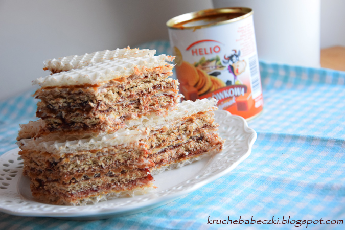 Wafel z masą kajmakową, powidłem śliwkowym i petitkami | kruche babeczki