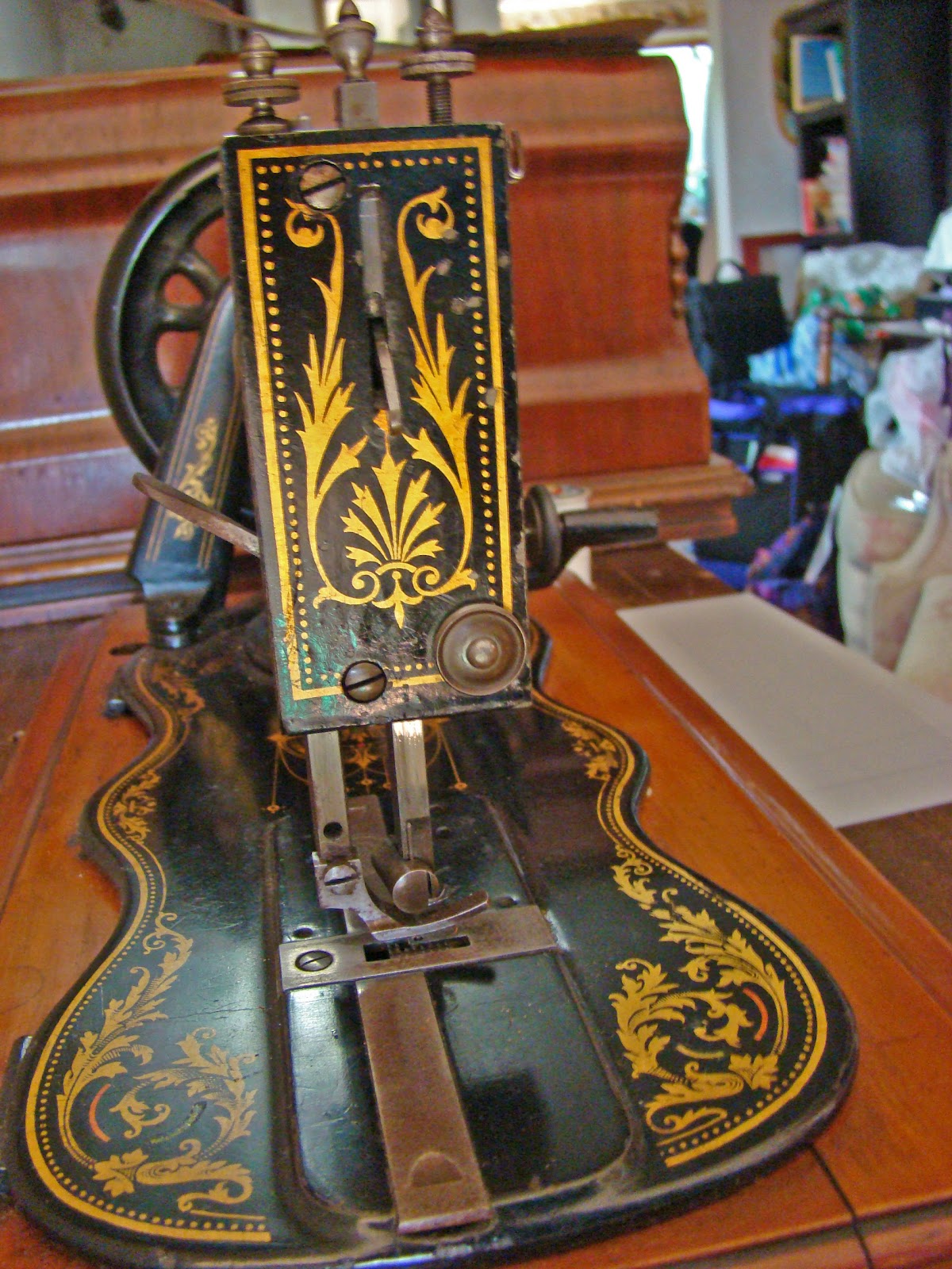 2knitwits: My Singer Model 12 handcrank with a fiddle base.