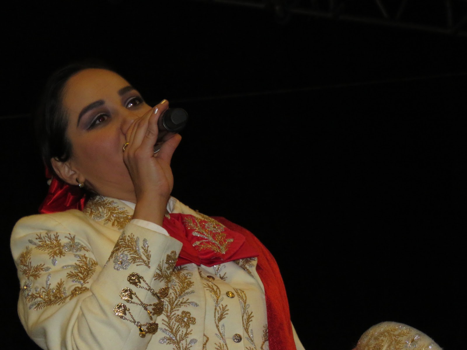 somoselespectador: EDITH ARACELI MAS QUE UNA VOZ CON MARIACHI