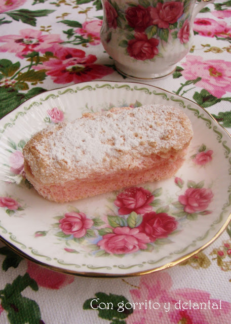 CON GORRITO Y DELANTAL: Bizcochos rosas de Reims