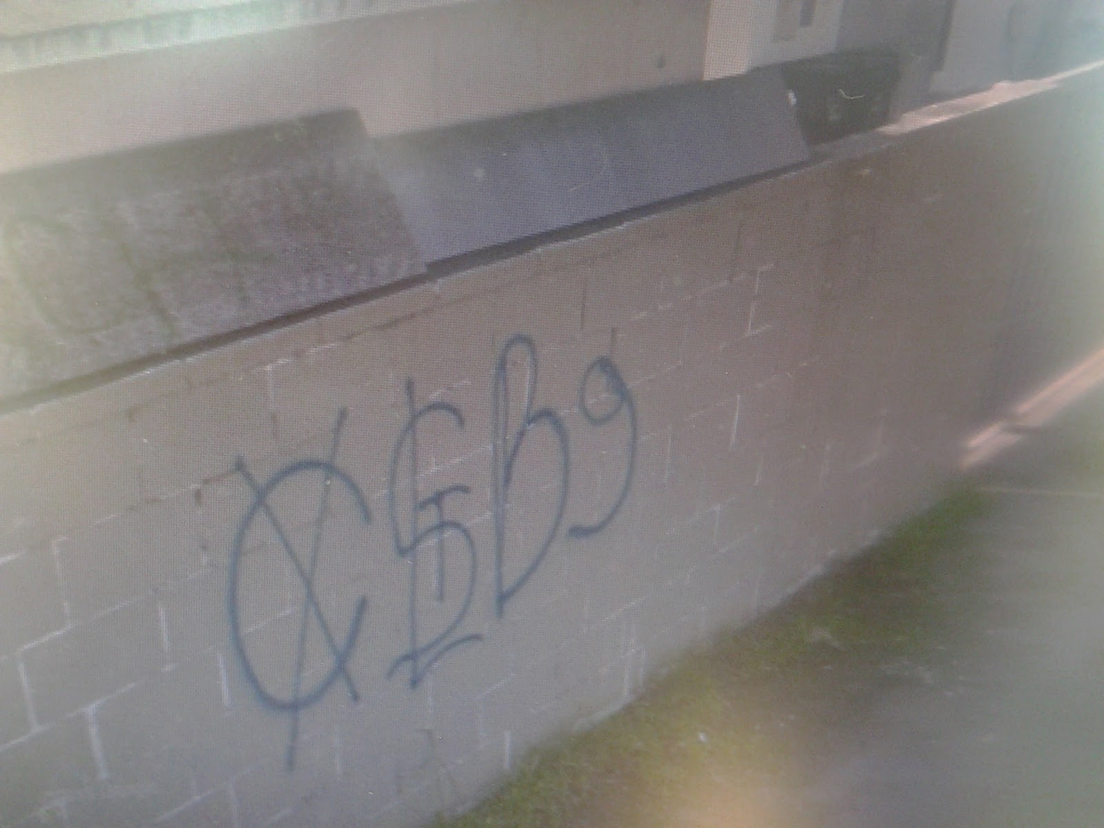 blood gangs graffiti: June 2017