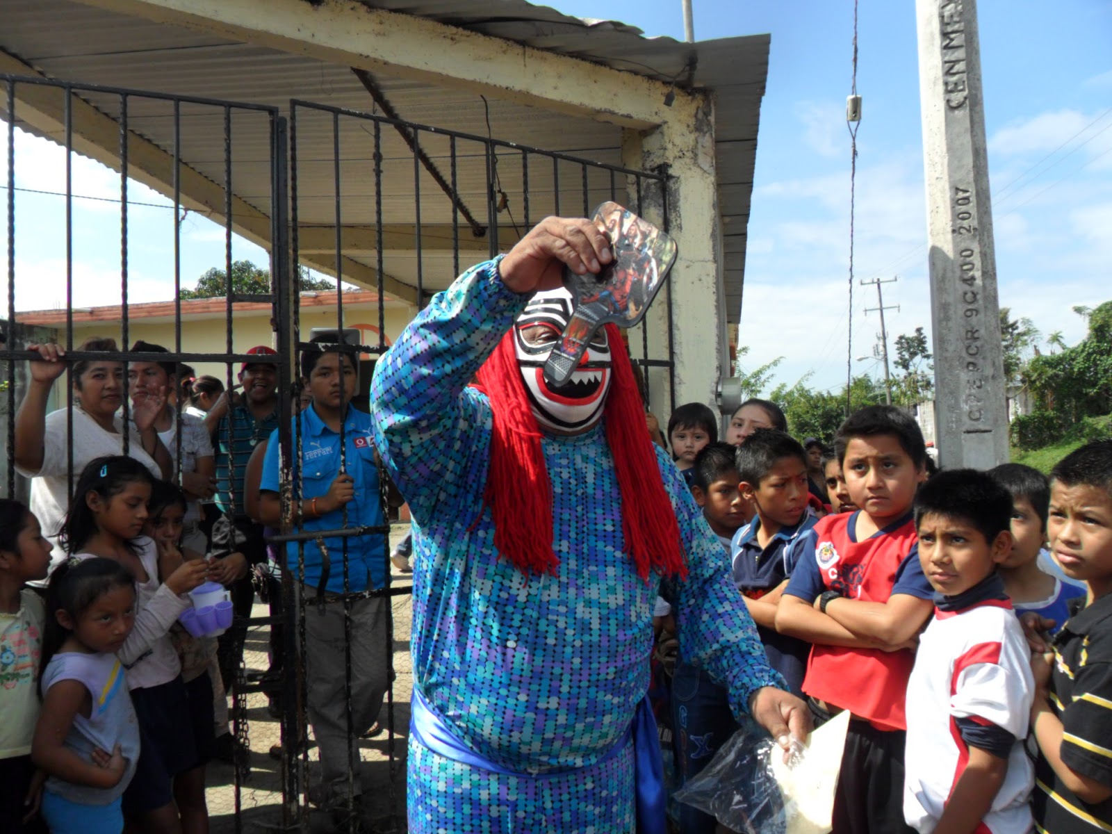 COCO ROJO Y MANUEL VILLEGAS ENTREGARON JUGUETES EN LA COLONIA 20 DE ...