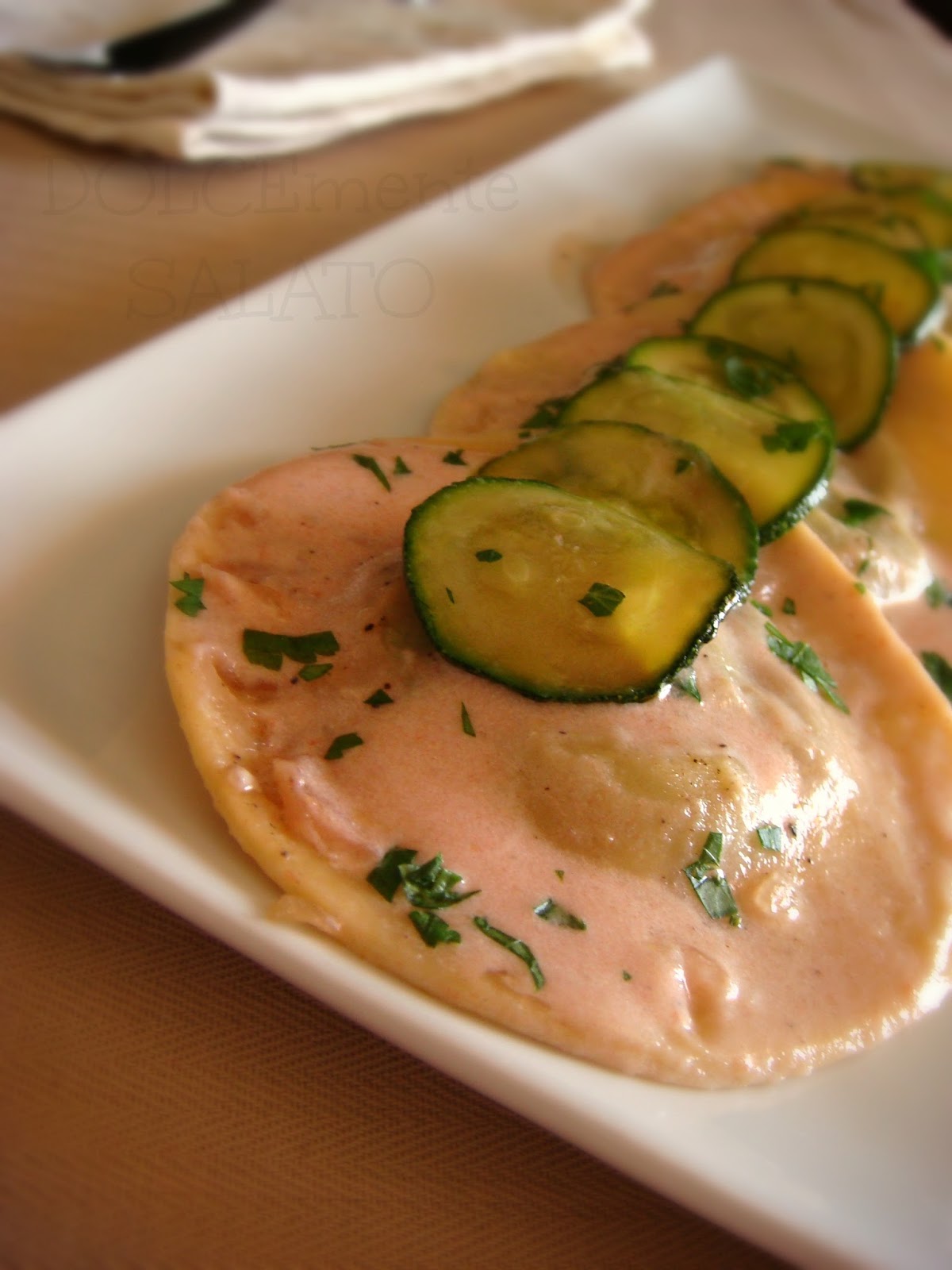 DOLCEmente SALATO: Ravioli ripieni zucchine e salmone