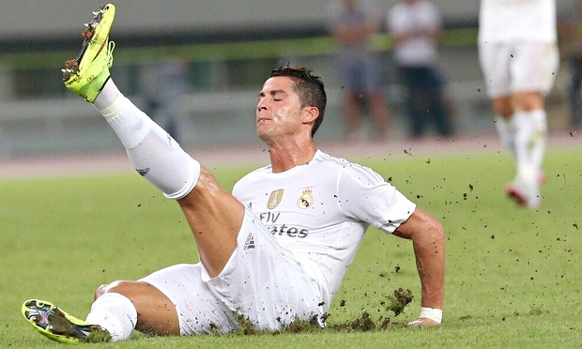 Cristiano Ronaldo Hard Tackling Wallpaper | Take Wallpaper