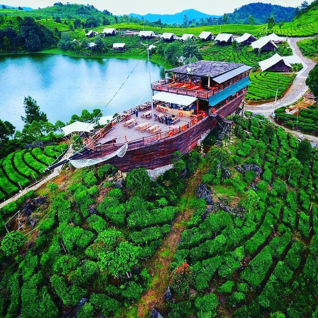 Pinisi Resto - Sensasi Ngopi di Tepi Danau - Megha Rachma