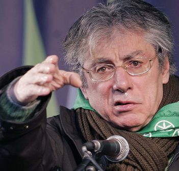 Information: Leader Umberto Bossi resigns