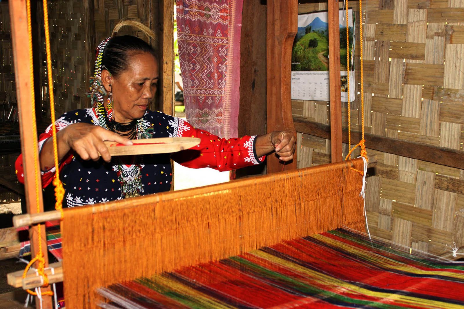 Sarangani Today: Loom-weaving master shows the way