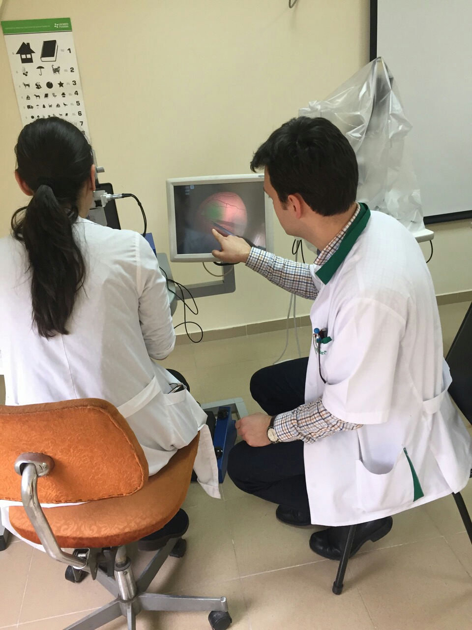 My monkey yes: Специализанти по офталмология и млади лекари тренират ...