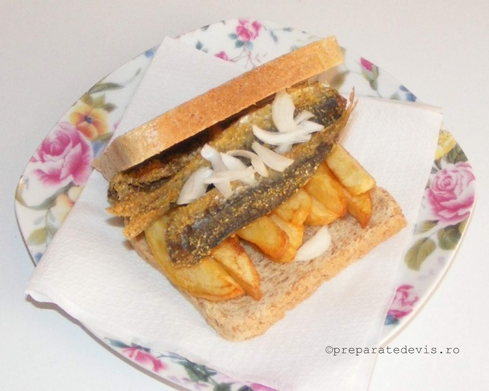 Sandwich cu peste si cartofi prajiti | Retete Culinare : Preparatedevis.ro