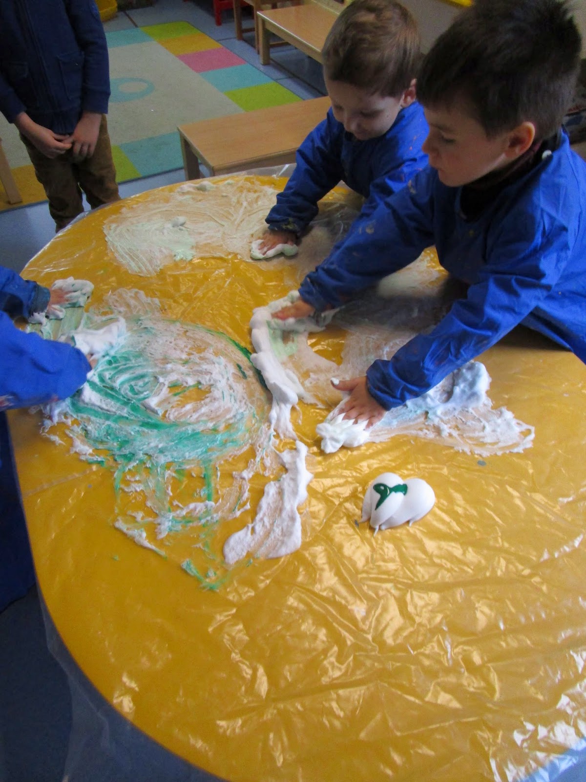 vriendjes van Jules: schilderen met de handjes met verf en scheerschuim ...
