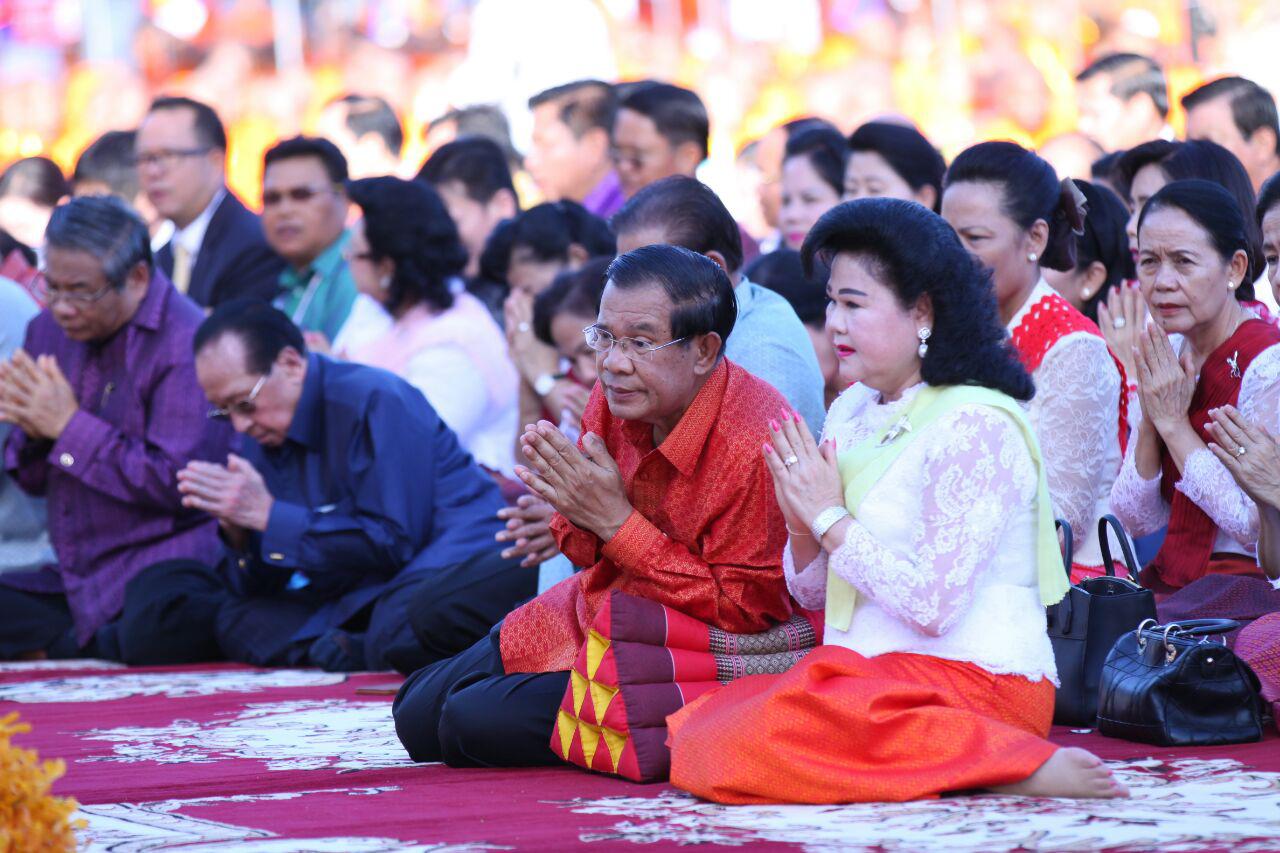 ខ្មែរតែមួយ - Khmer Unity: ប្រមុខរដ្ឋាភិបាល ធ្វើពិធីបួងសួង និងវេរចង្ហាន់រាប់បាត្រប្រគេនព្រះសង្ឃ ៥ ...