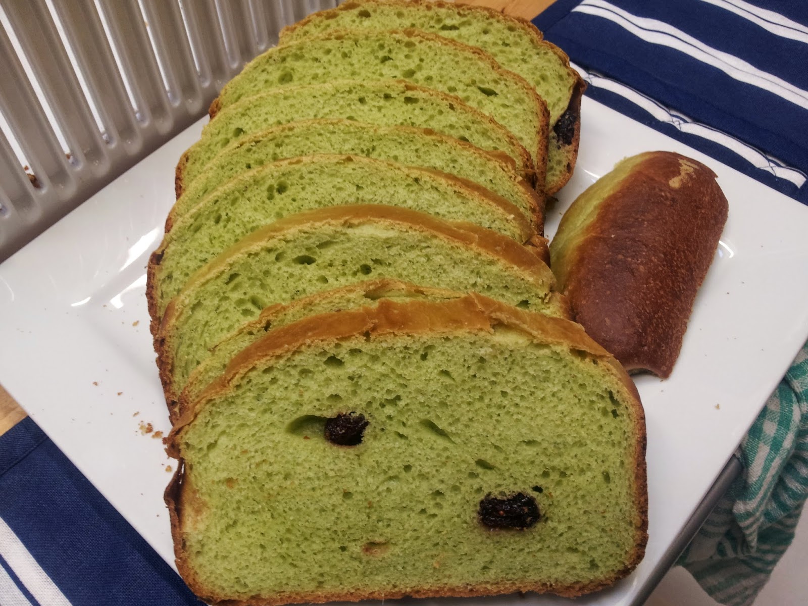 Pat's Kitchen Journal: Coconut Pandan bread