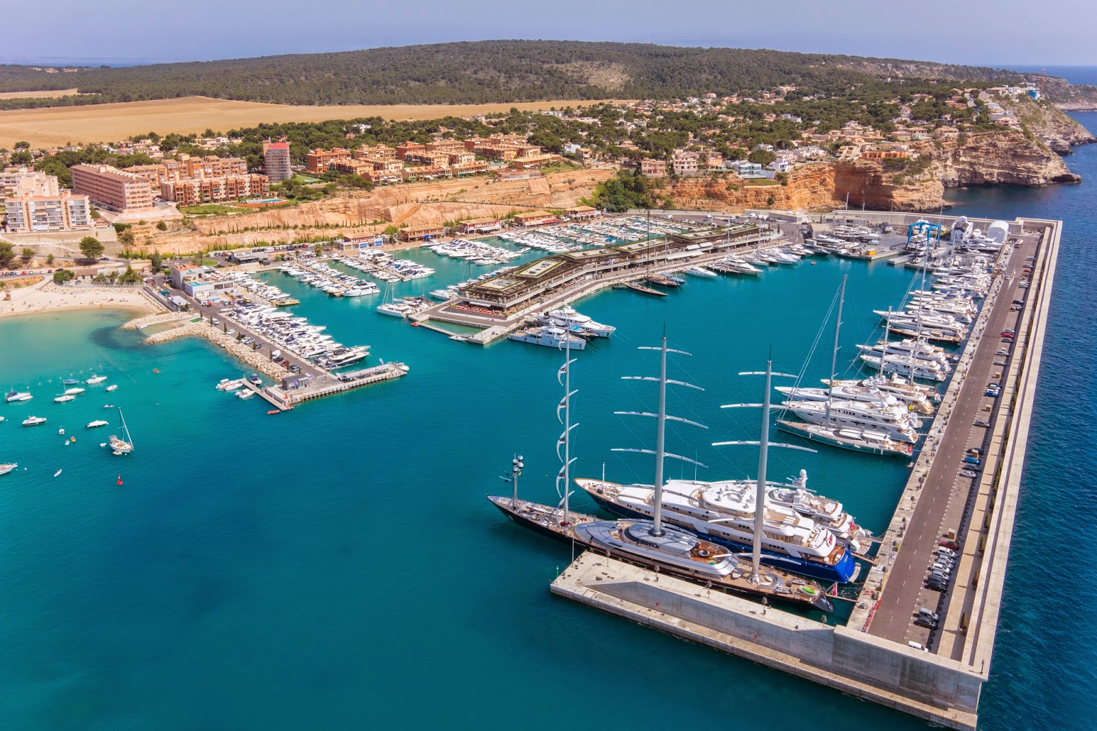 Marineros, sirenas, piratas y peces toman la marina de Port Adriano con ...