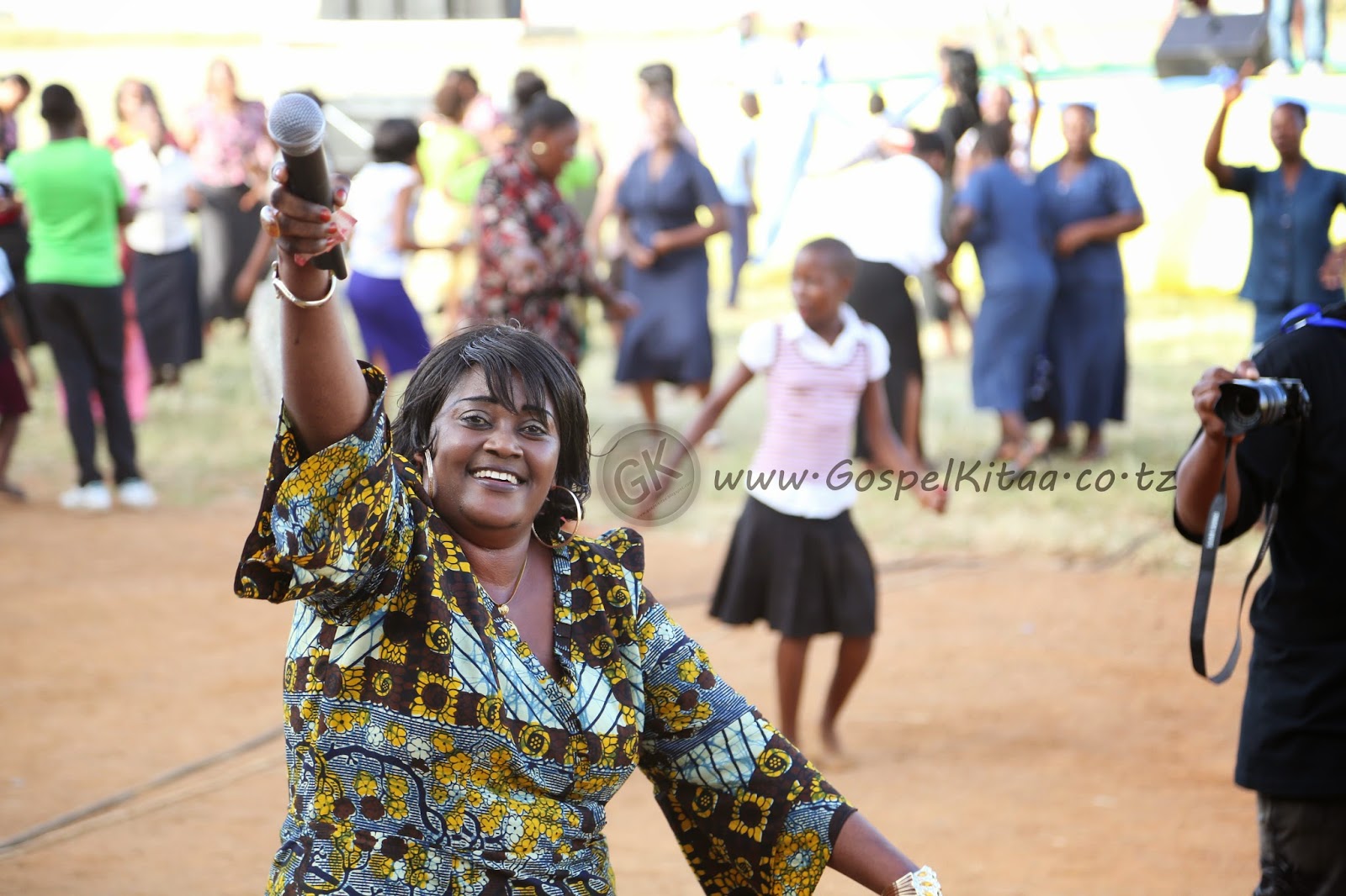 WAIMBAJI WASUUZA MIOYO YA WANA-SHINYANGA TAMASHA LA PASAKA ...