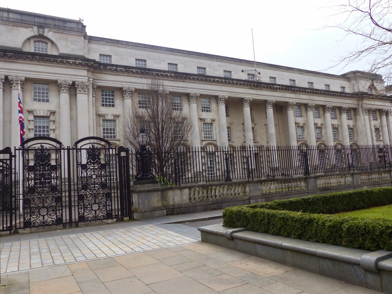 Birding For Pleasure: GOOD FENCES - Royal Court of Justice, Belfast