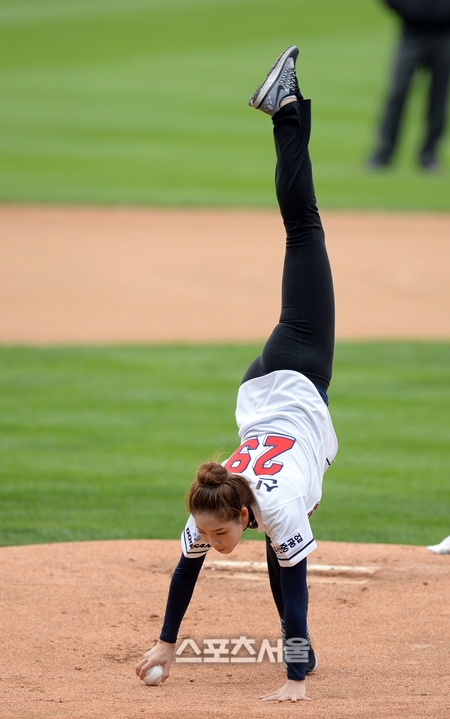 #279 Hong Soo Ah, Taemi, Bomi and Shin Soo Ji's first pitches (10/25/15 ...