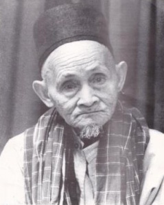 Ungku Saliah sang Guru, Foto Orang Tua di Rumah Makan Padang