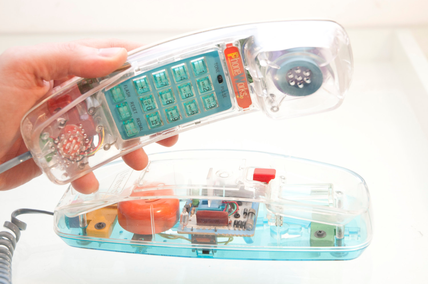 Teléfono transparente de los años ochentas