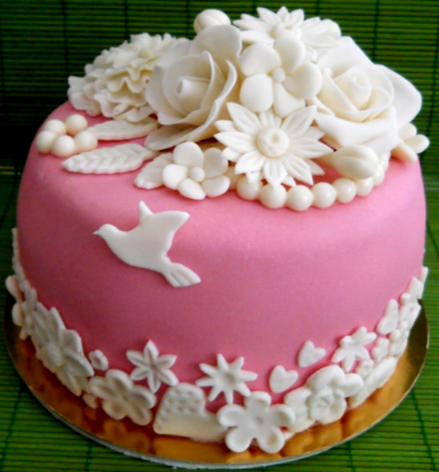 Torturi din Fondant: Tort cu flori și perle