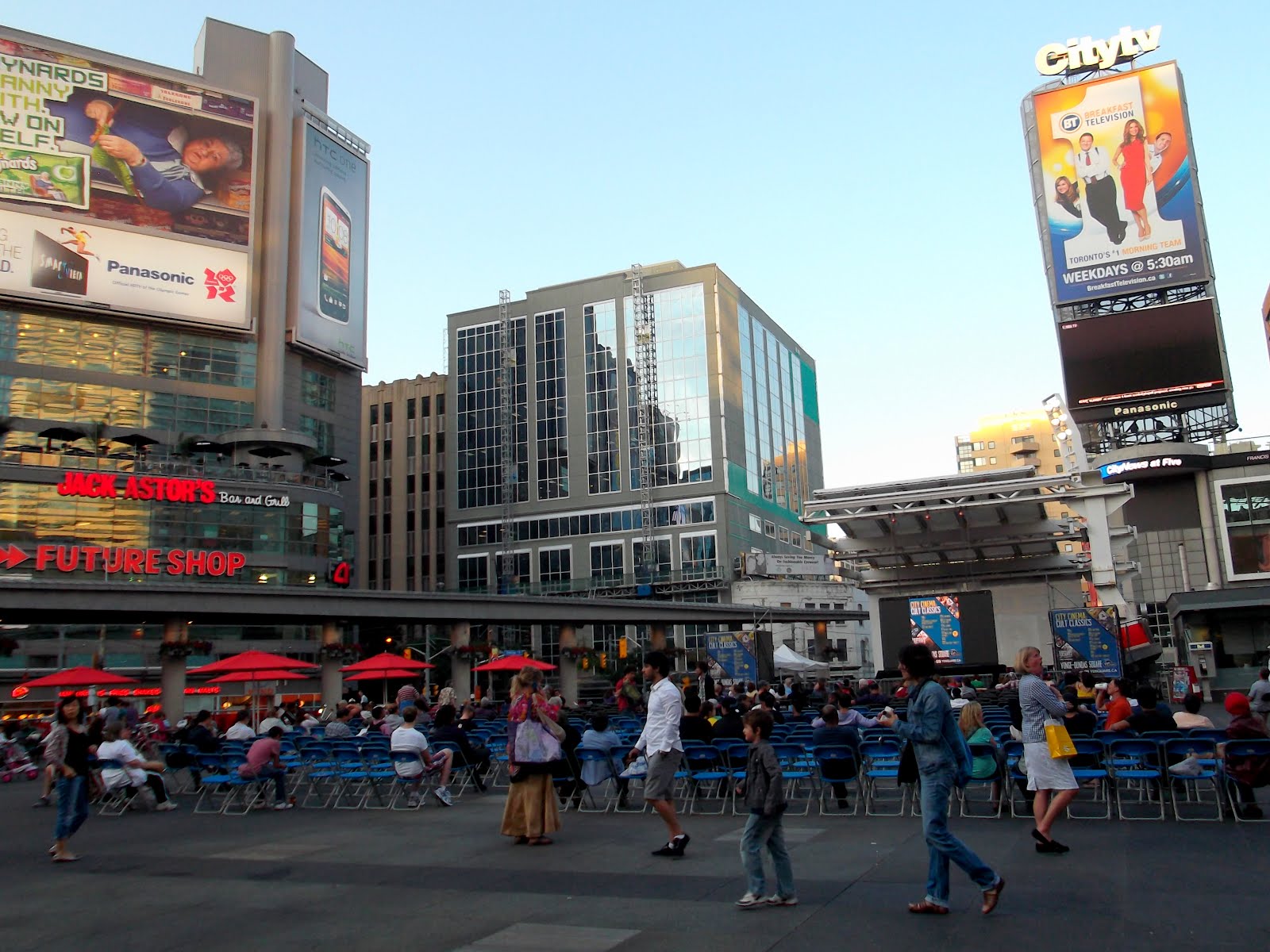 Beautiful photos of Yonge-Dundas Square in Toronto | BOOMSbeat