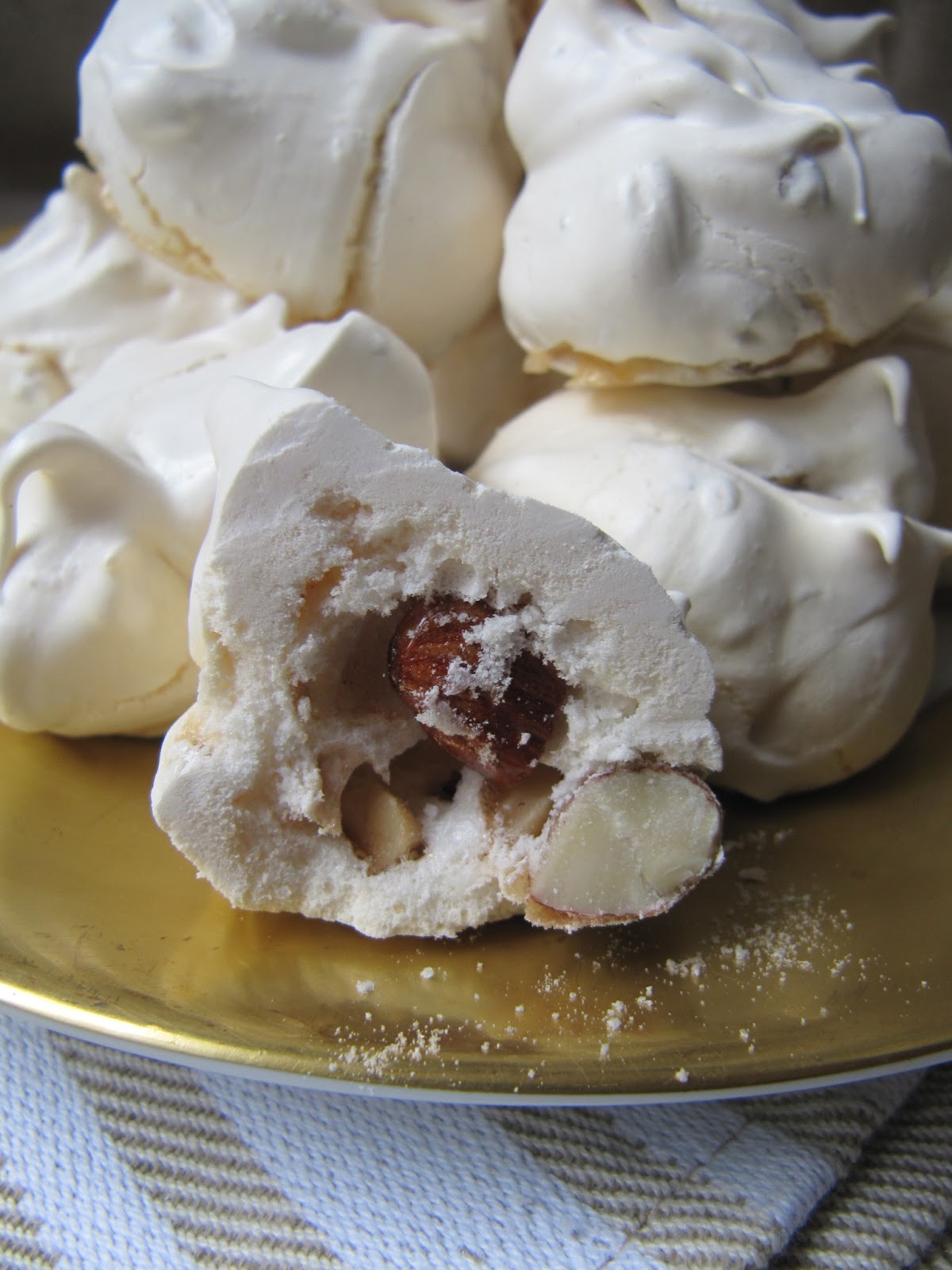 La cuisine d'ici et d'ISCA: Meringue suisse aux amandes & aux noisettes