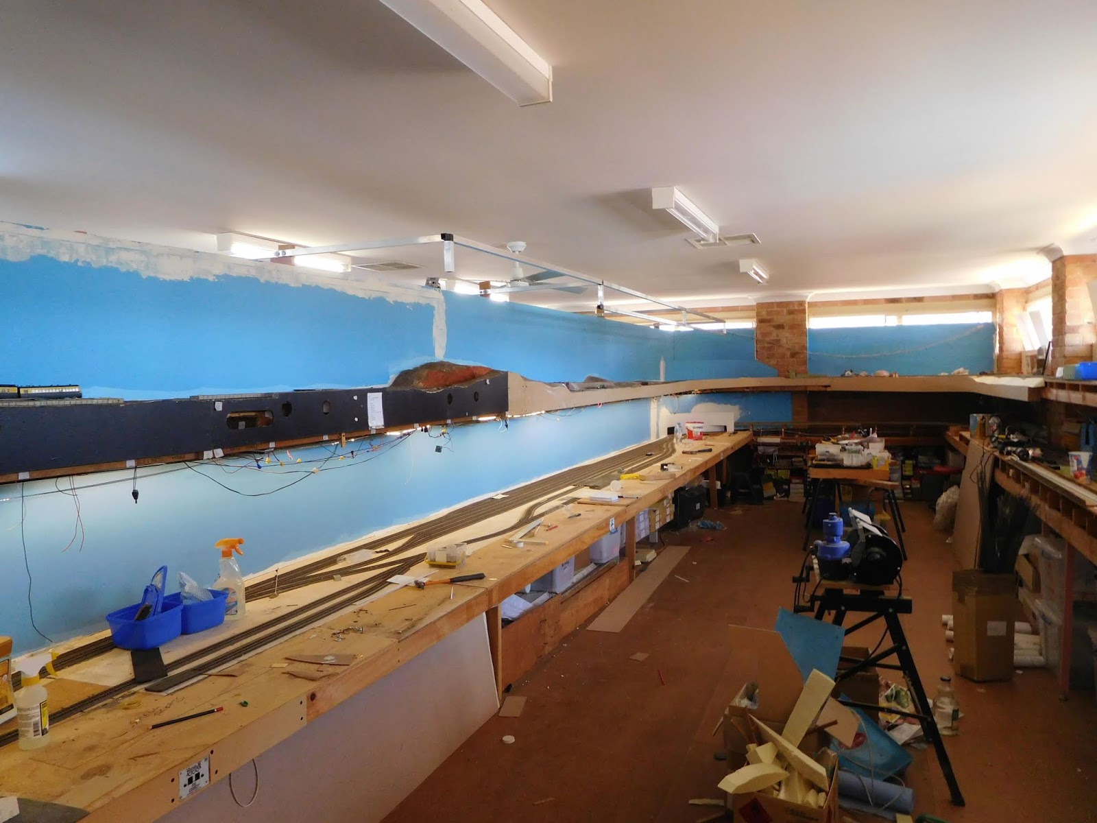 Comtrain goes H0! H0! H0!: 2019_03_02 Continuing with the overhead canopy.