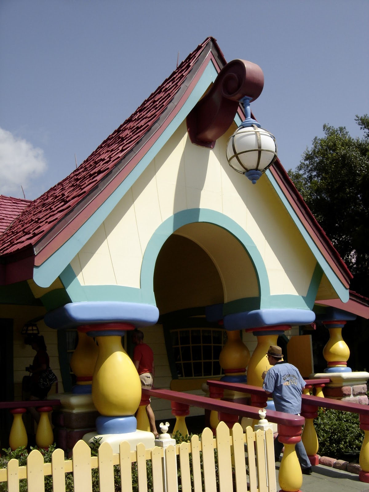 Disney Vacation Kingdom: Mickey's House Exterior