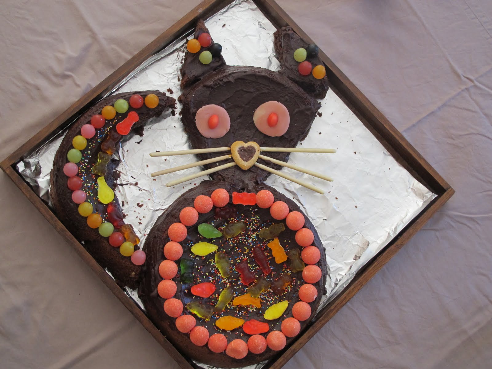 Les petits trucs d'Azraël...: Le gâteau-chat d'anniversaire.